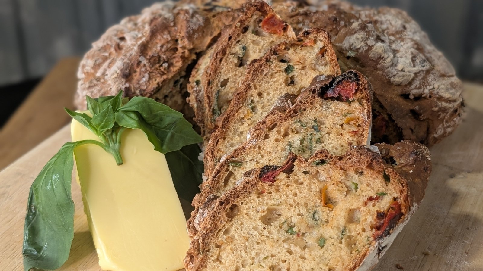 Pan de soda blanco con tomate seco y albahaca de Trisha: hoy - Como Cocinar