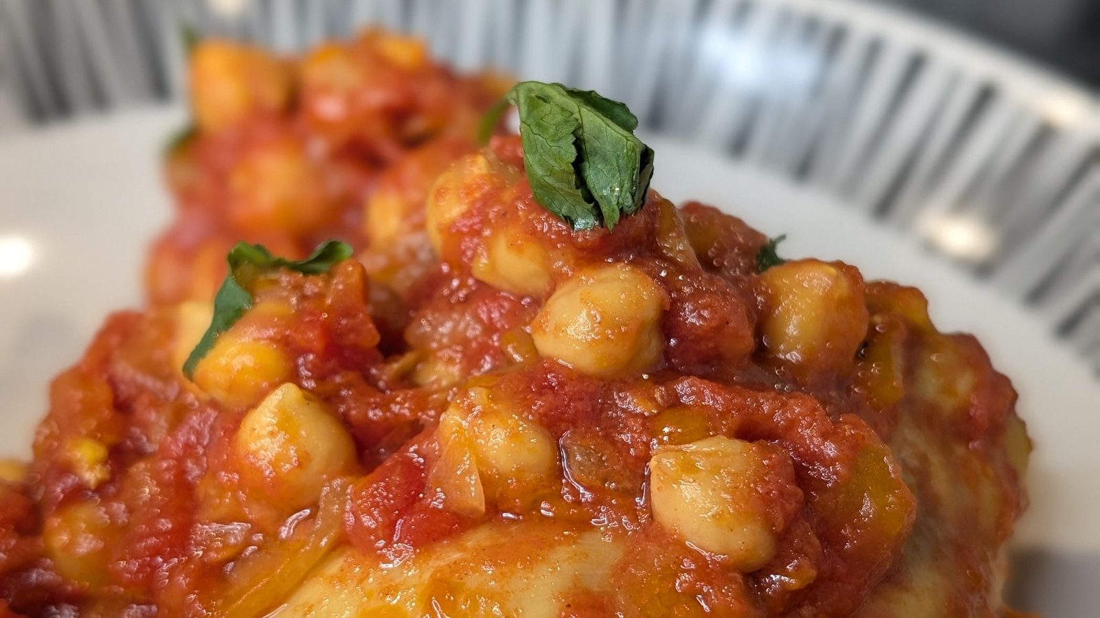 El pollo marroquí de Paul con tomates, azafrán y mermelada de miel: hoy ...