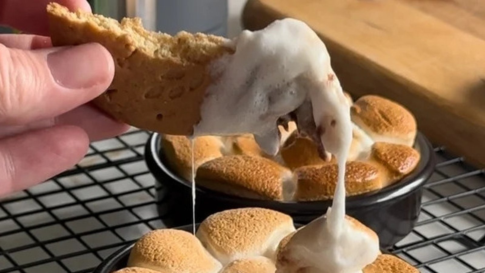Gina Daly está compartiendo s'mores con dippers de galletas - Como Cocinar