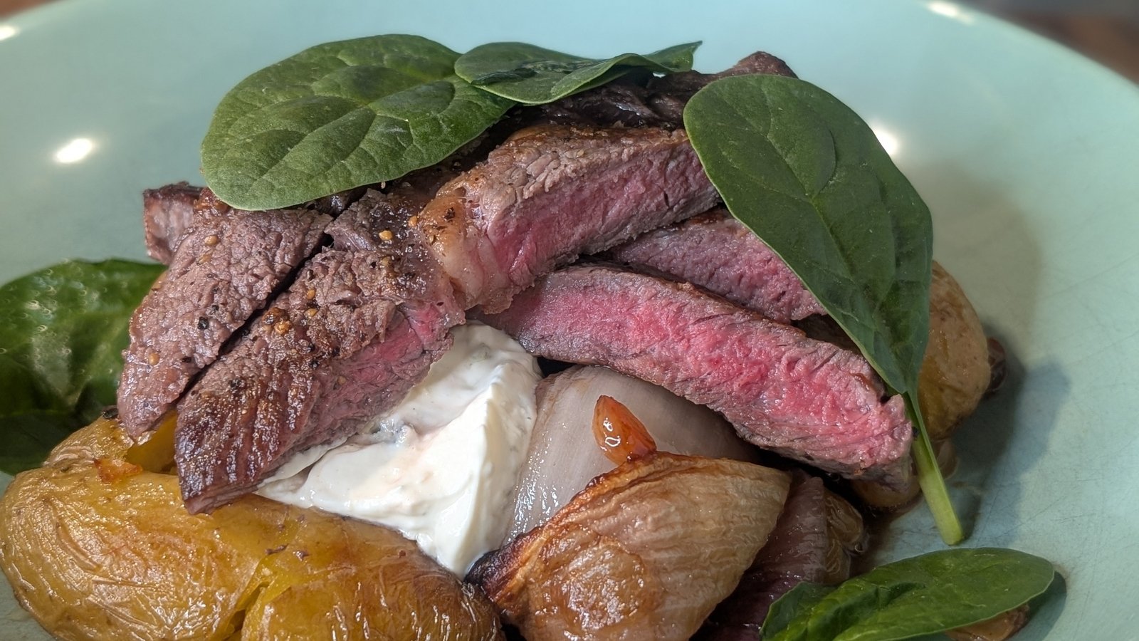 Cebollas asadas a fuego lento de Paul Flynn con bistec y queso Boursin ...
