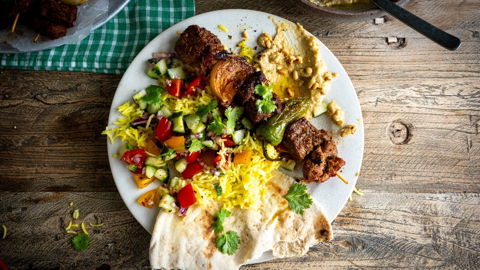 Recetas en tiempo real de Donal: plato de kebab con ensalada Shirazi ...