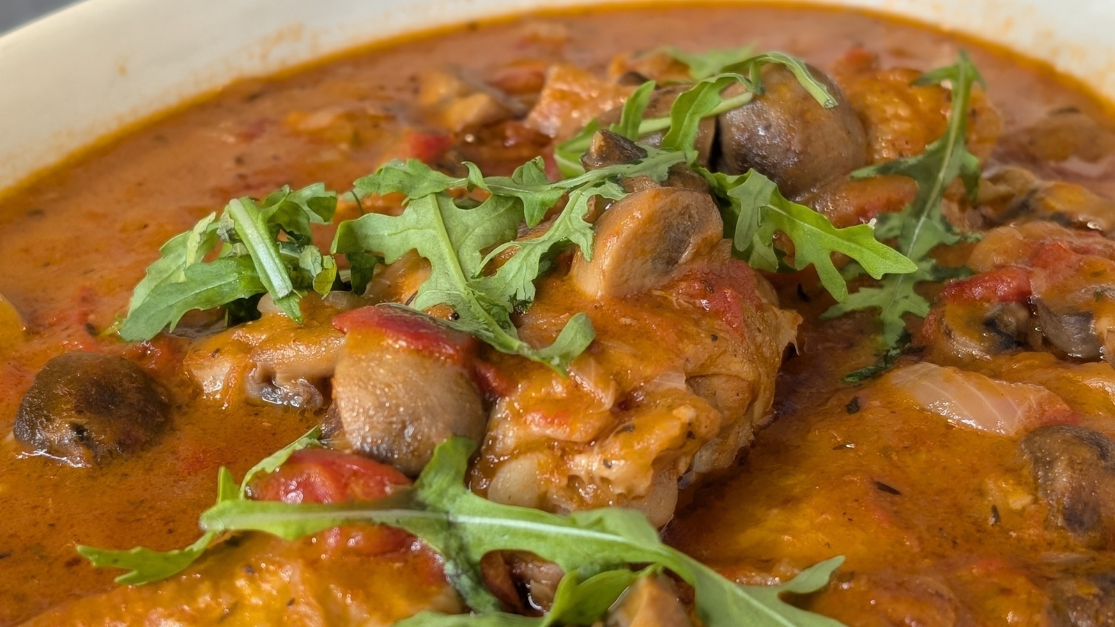 Muslos de pollo con salsa chasseur de Kevin Dundon: hoy - Como Cocinar